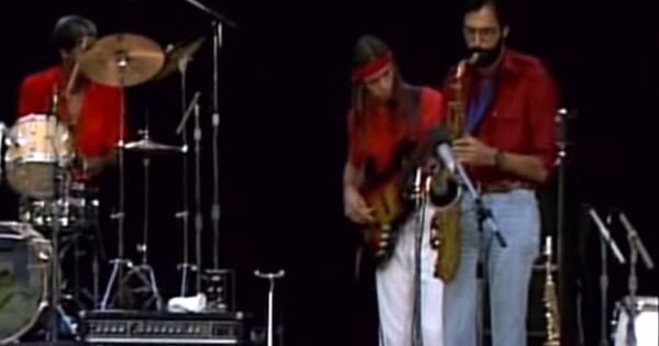 Joni Mitchell: Free Man in Paris (Live) | Jaco Pastorius